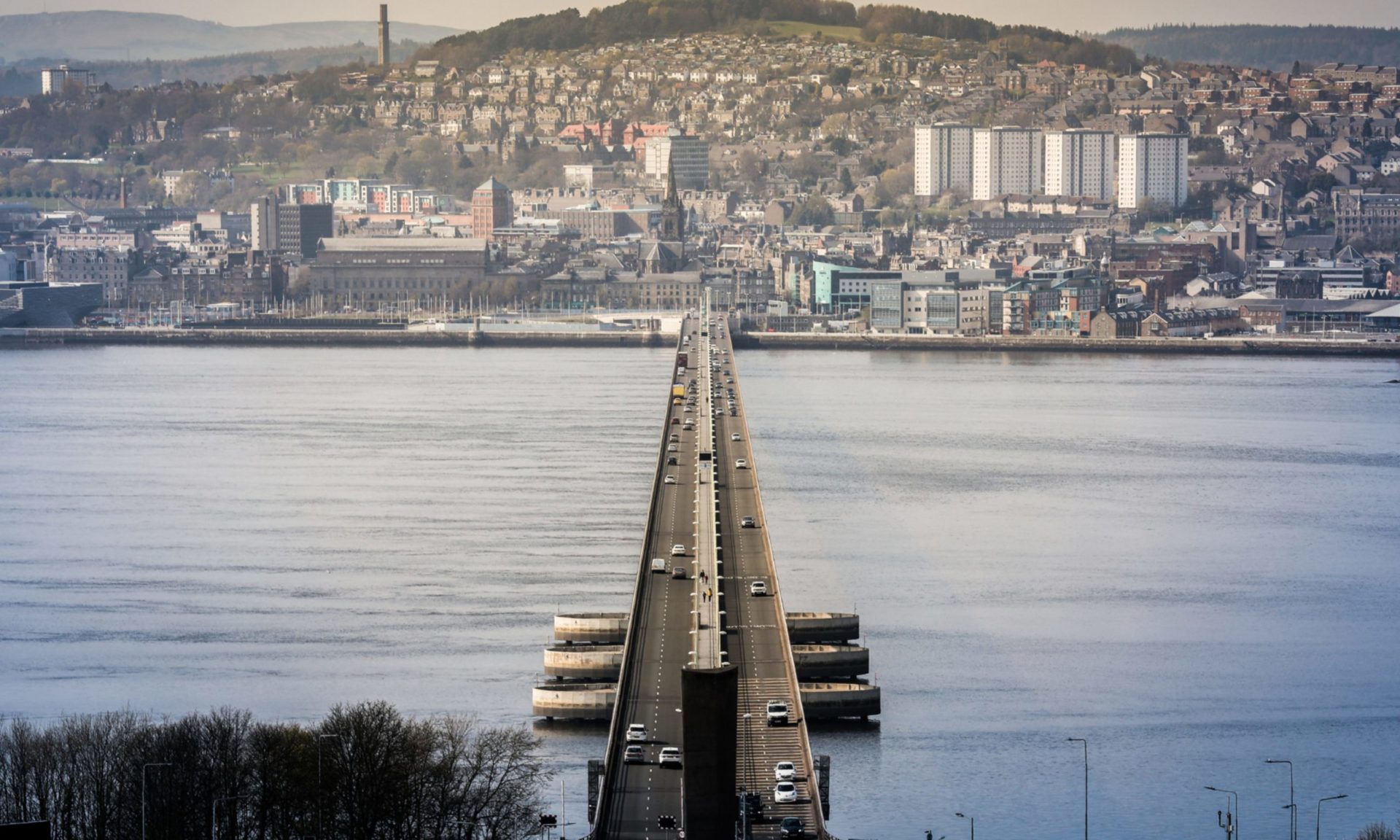 Tay Road Bridge closed to double decker buses due to high winds