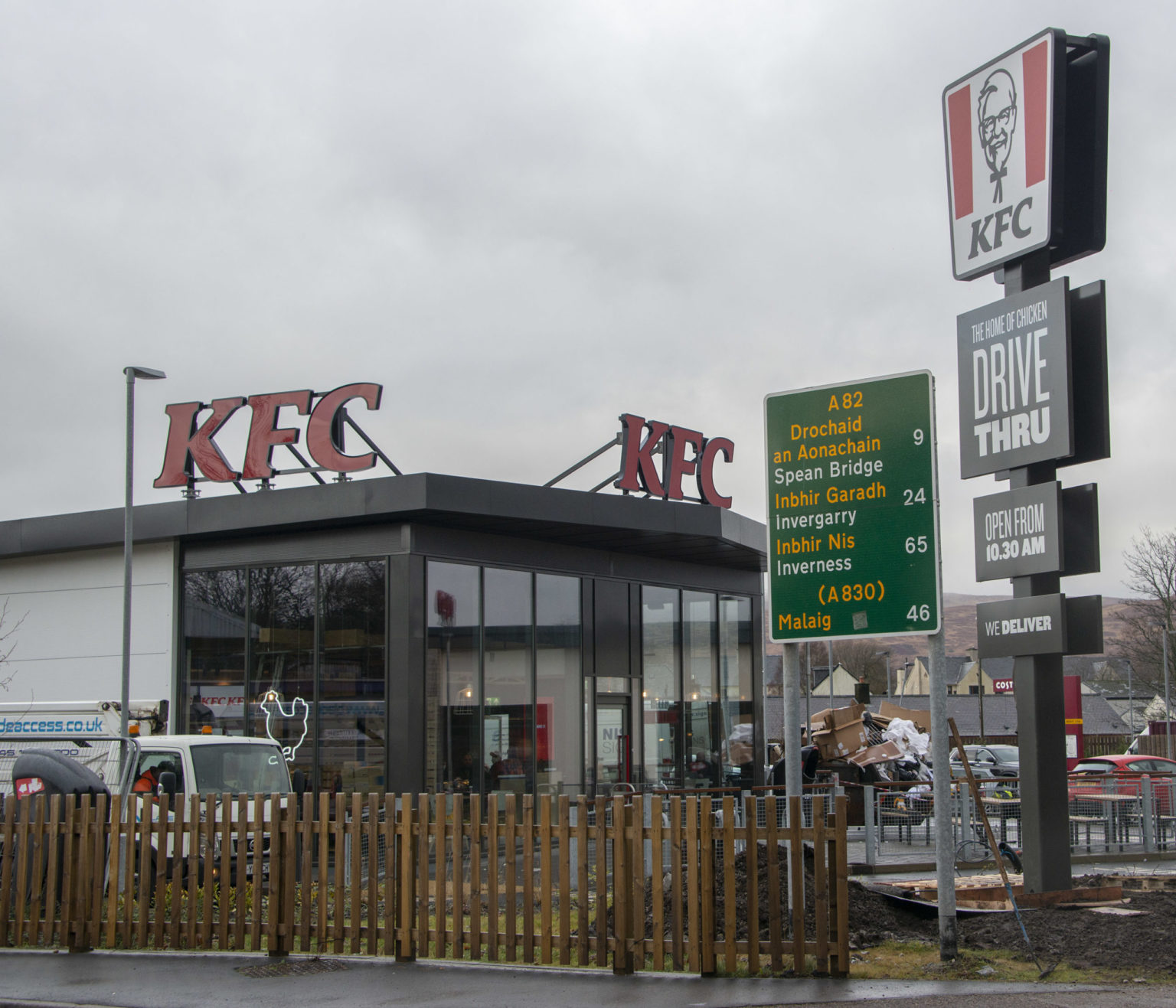 KFC signage erected for new Fort fast food outlet - The Oban Times