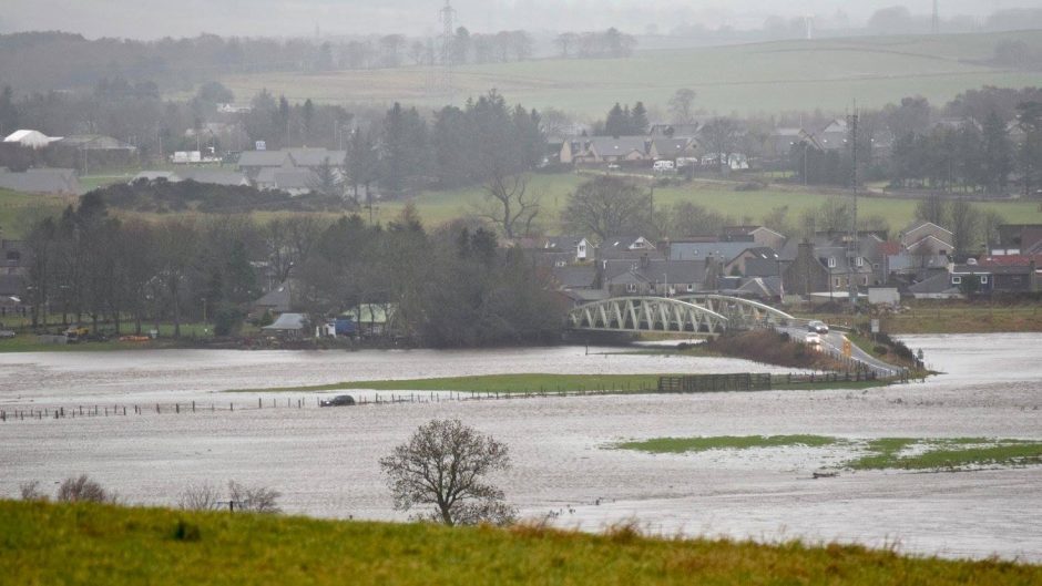 VIDEO & PICTURES: 35 flood warnings in place across Scotland as River ...