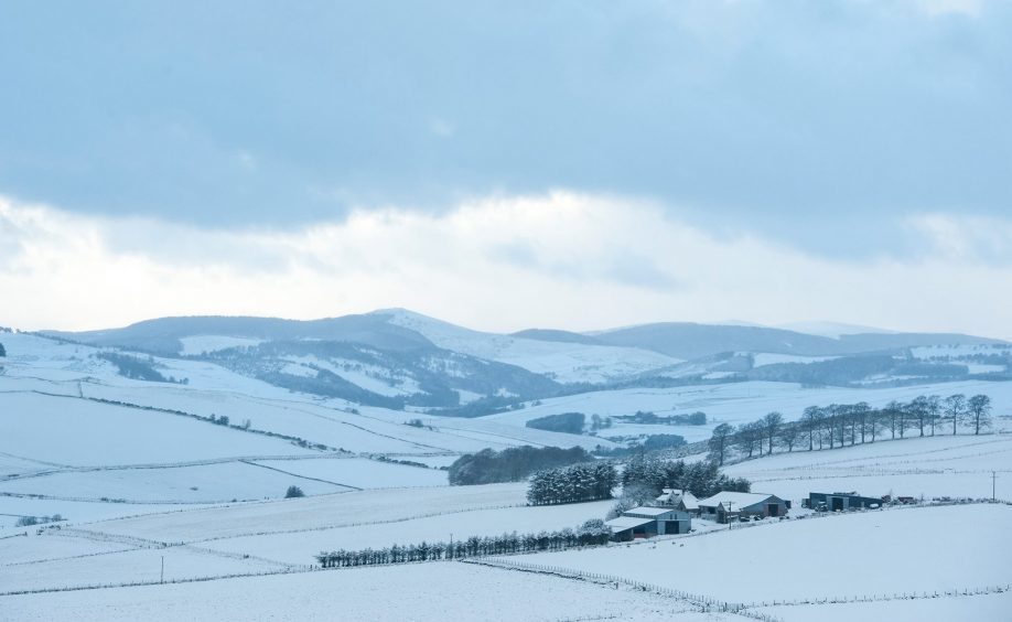 Heavy snow over night in Aberdeenshire closes roads