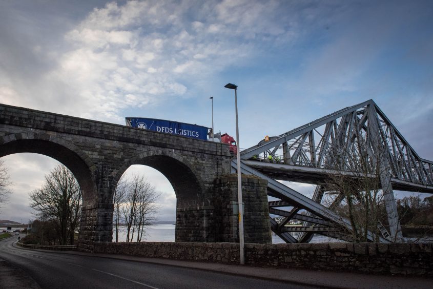 Lorry gets stuck on Connel Bridge