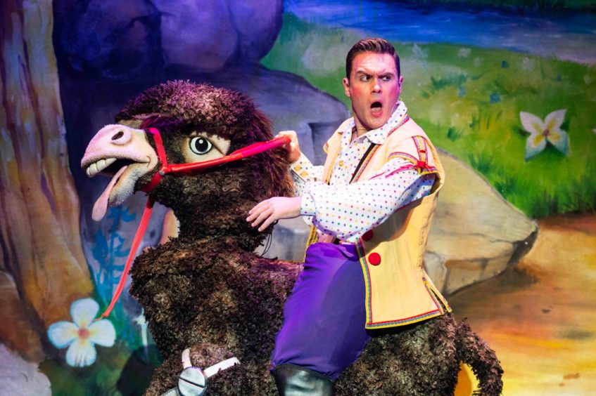 Alan McHugh and Jordan Young a joy as Snow White And Seven Dwarves ...