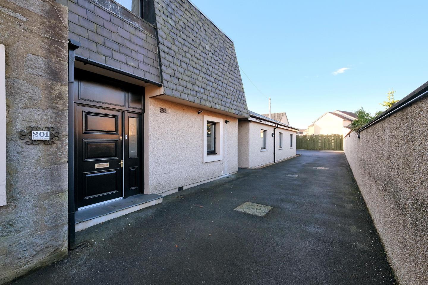 Park Cottage: Impressive Dyce home with self-contained apartments and gym