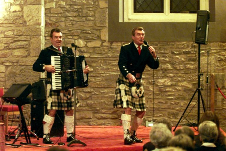 Tributes paid to legendary Alexander Brothers entertainer Tom Alexander ...