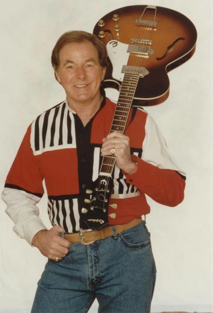 A rhinestone legend: Tributes paid to Sydney Devine after death of ...