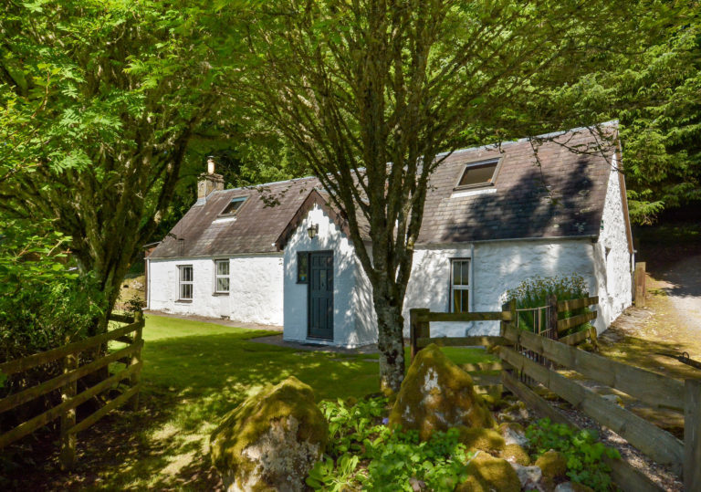 Rannoch Lodge, former retreat of Elizabeth Taylor and Churchill, could ...