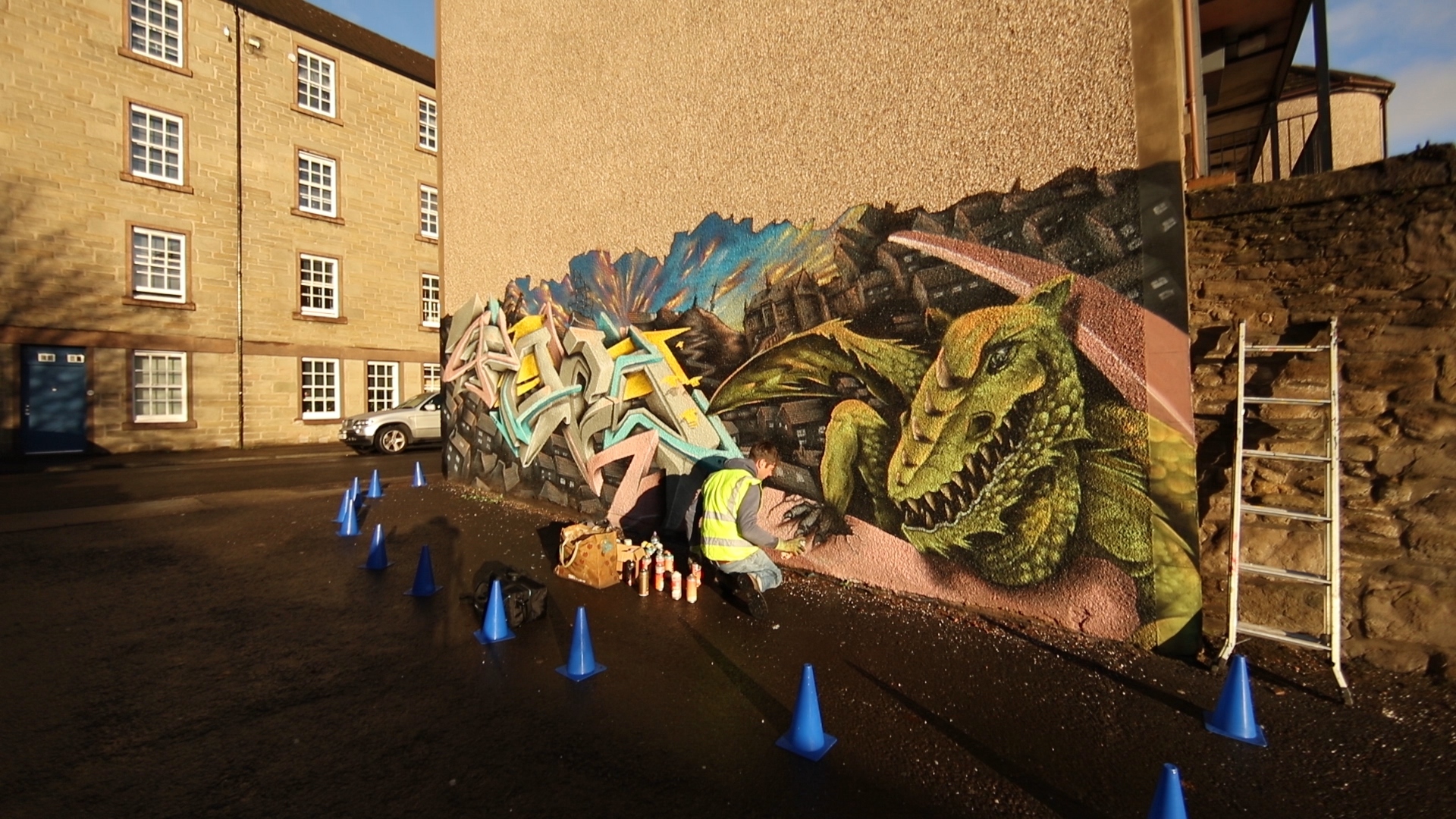 VIDEO: Graffiti artist immortalises 'Dundee Dragon' after vandals ...