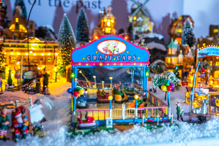 VIDEO: 'It's amazing': Massive model Christmas village that took 20 ...