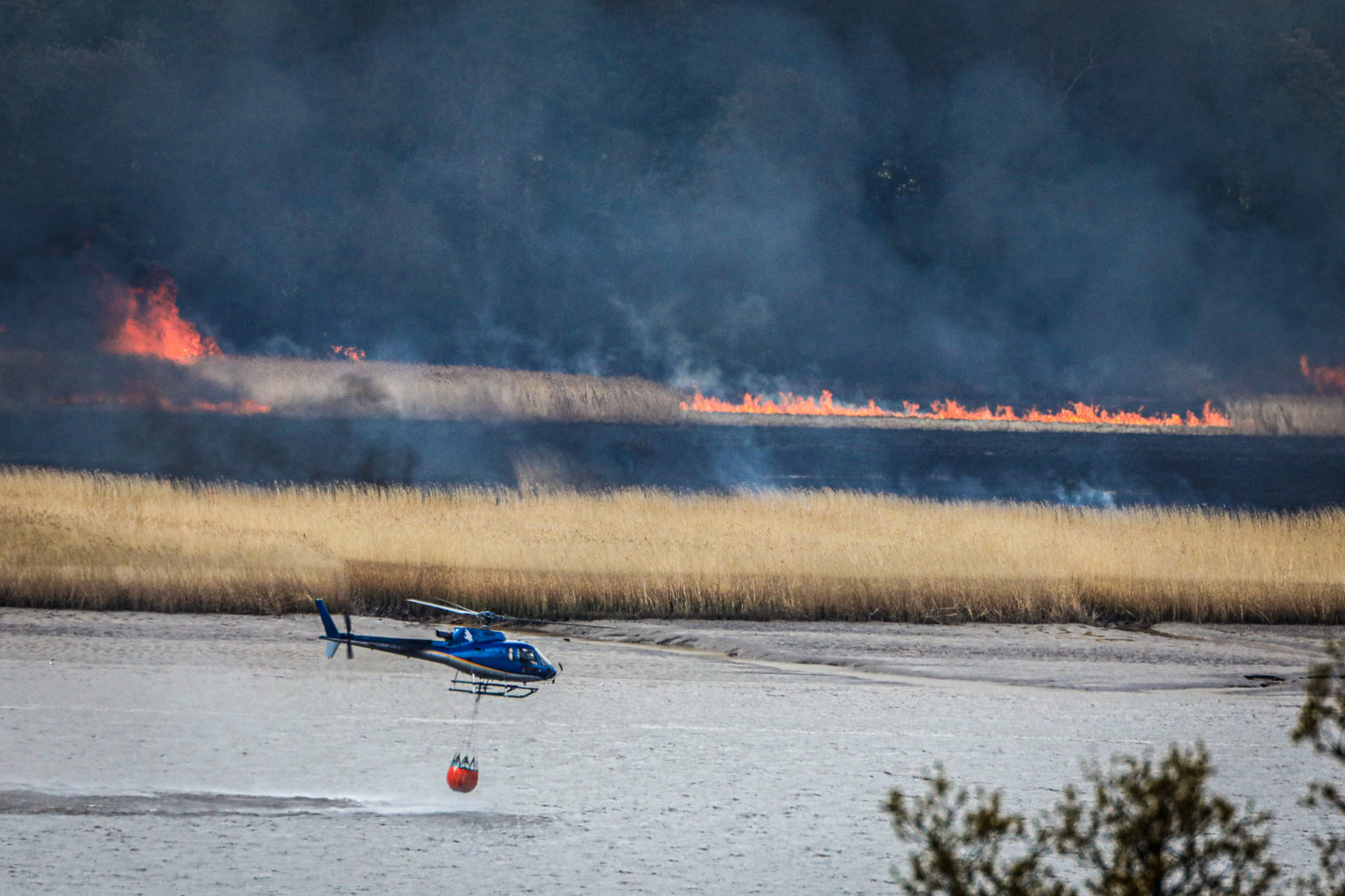 Hero Errol helicopter pilot extinguishes 40ft-high flames on River Tay ...