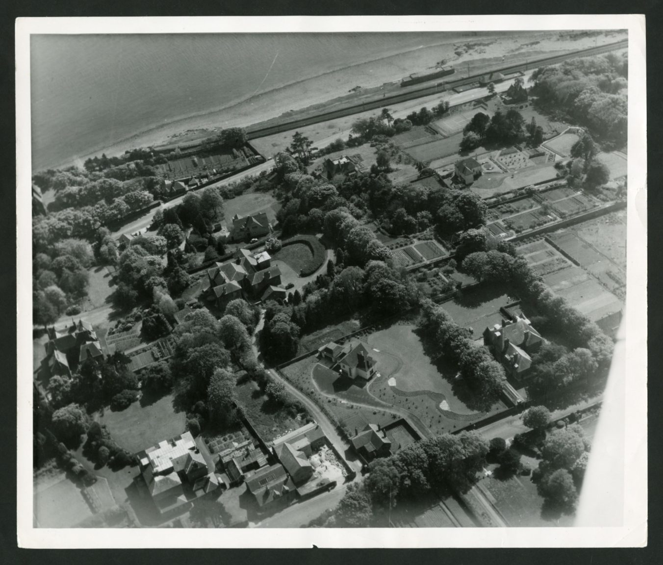 Trip back in time: Aerial photos of Broughty Ferry through the decades ...