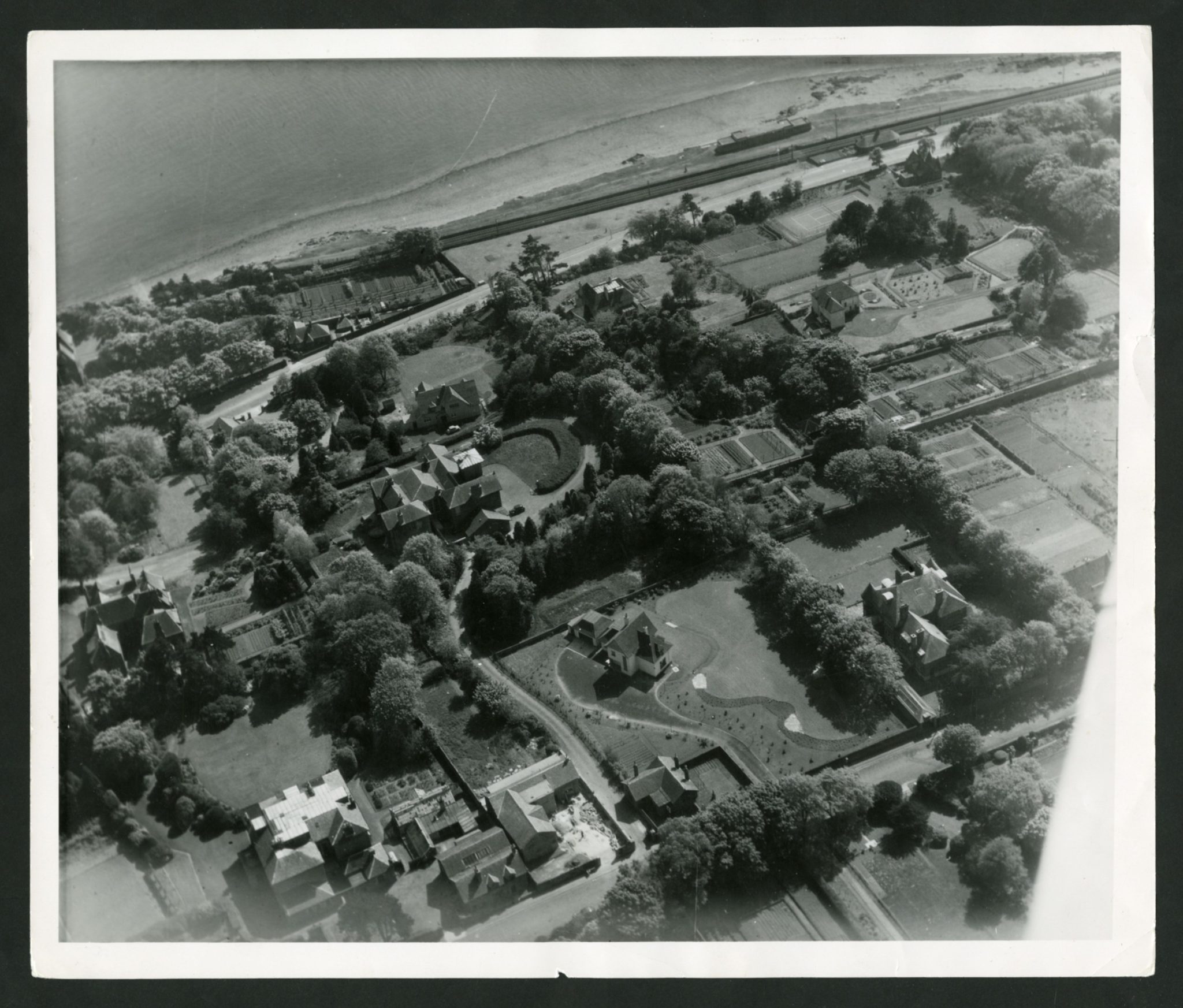 Trip back in time: Aerial photos of Broughty Ferry through the decades ...