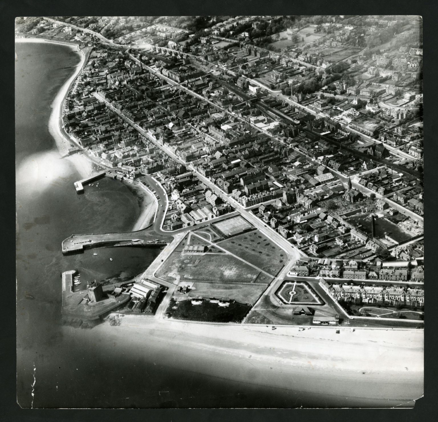 Trip back in time: Aerial photos of Broughty Ferry through the decades ...