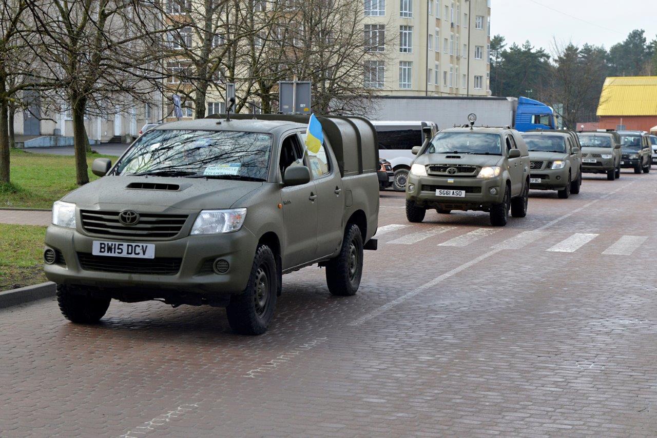 100 pick-up trucks delivered to Ukraine front line by UK farmers ...