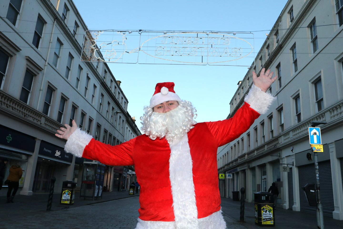 You better watch out! 40 of the best pictures from Dundee's Santa dash ...