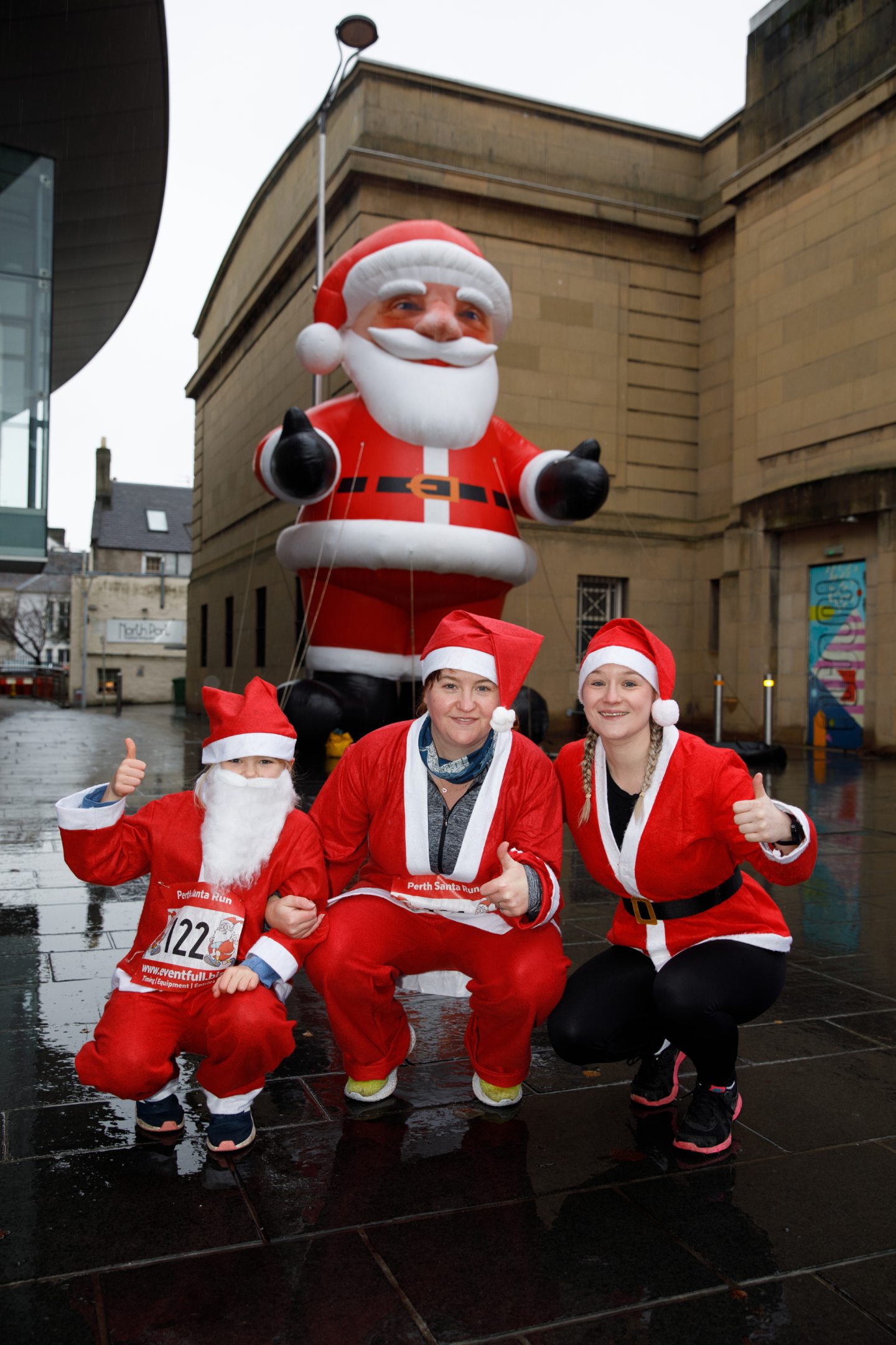 Where's Santa? Hundreds of Santas turn out for Perth Santa Dash - The ...