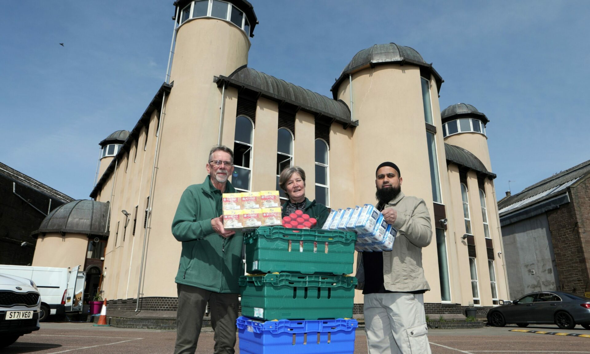 Dundee Muslim community collects and donates food to local foodbanks