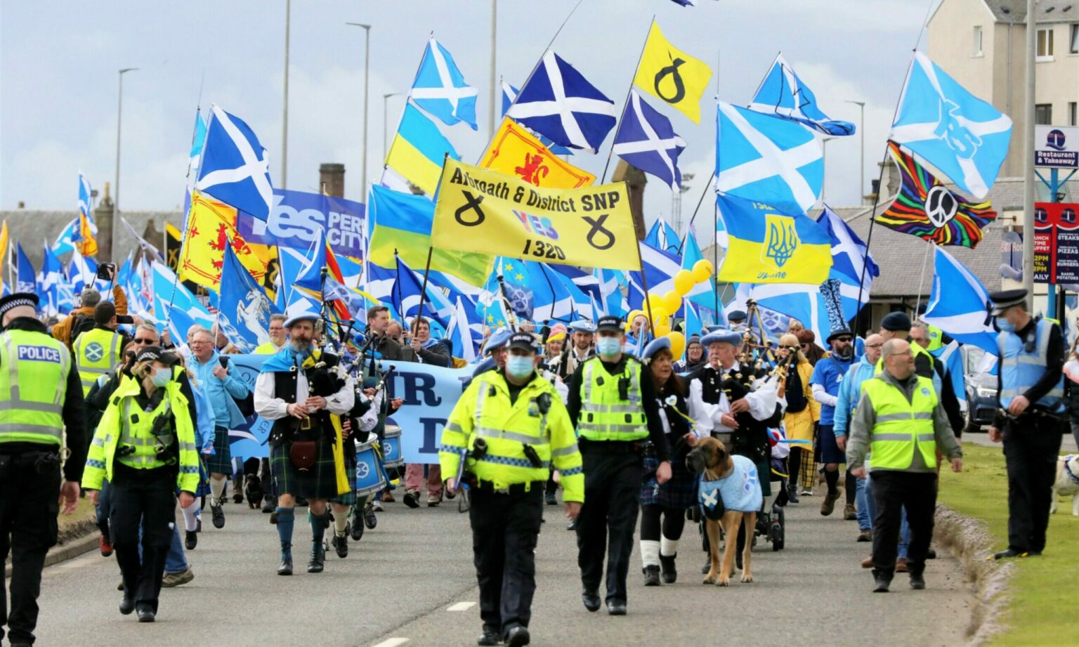 Hundreds of Scottish independence campaigners march through Arbroath