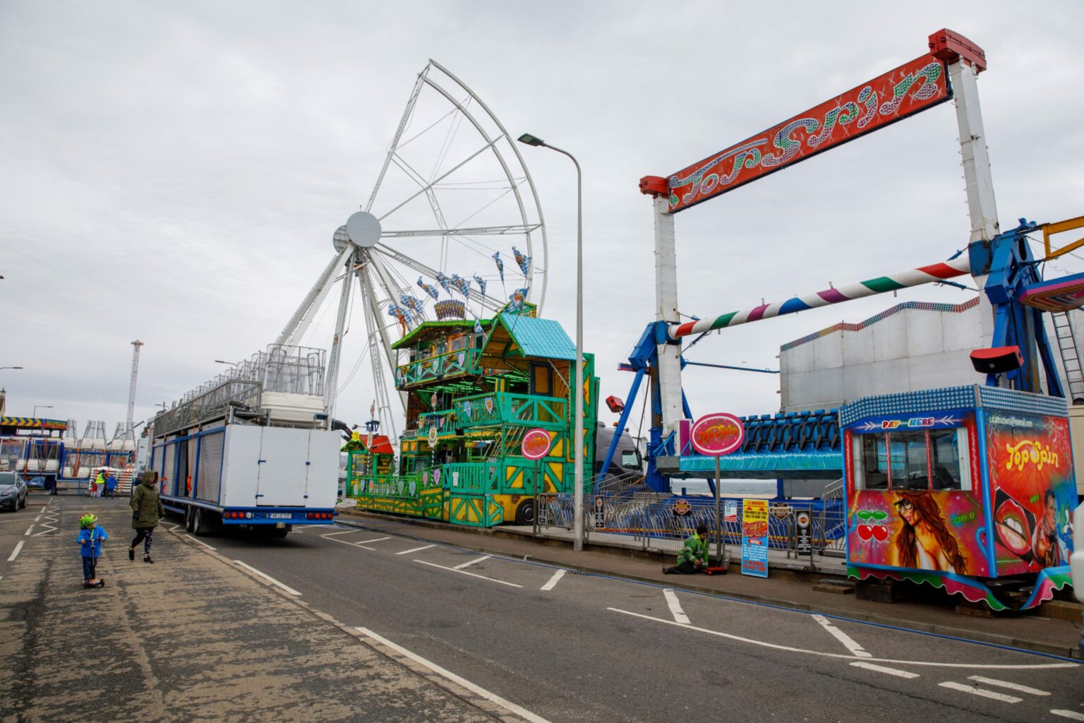 Excitement builds for Links Market as rides arrive in Kirkcaldy - The ...