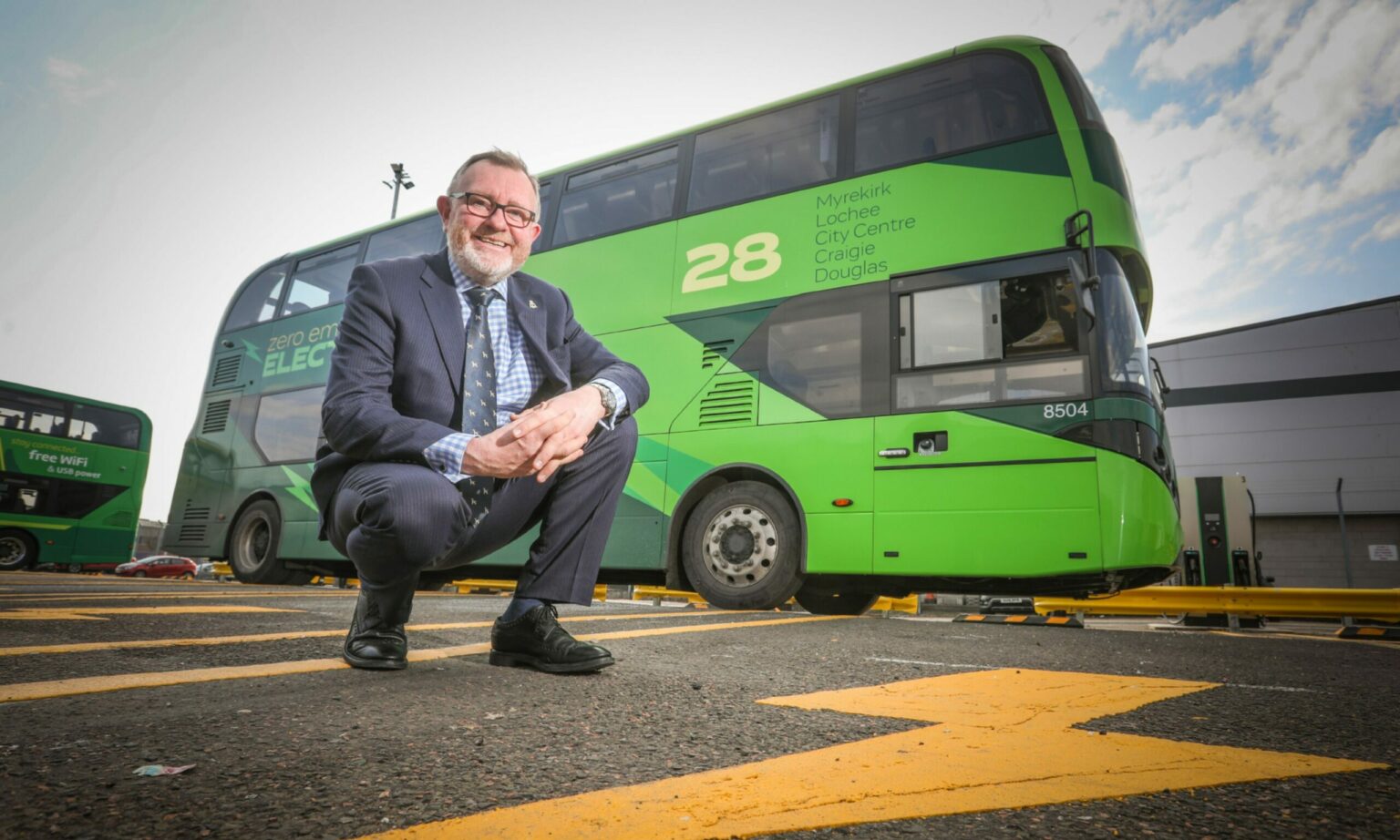 Xplore Dundee bus driver of 46 years scoops major industry award