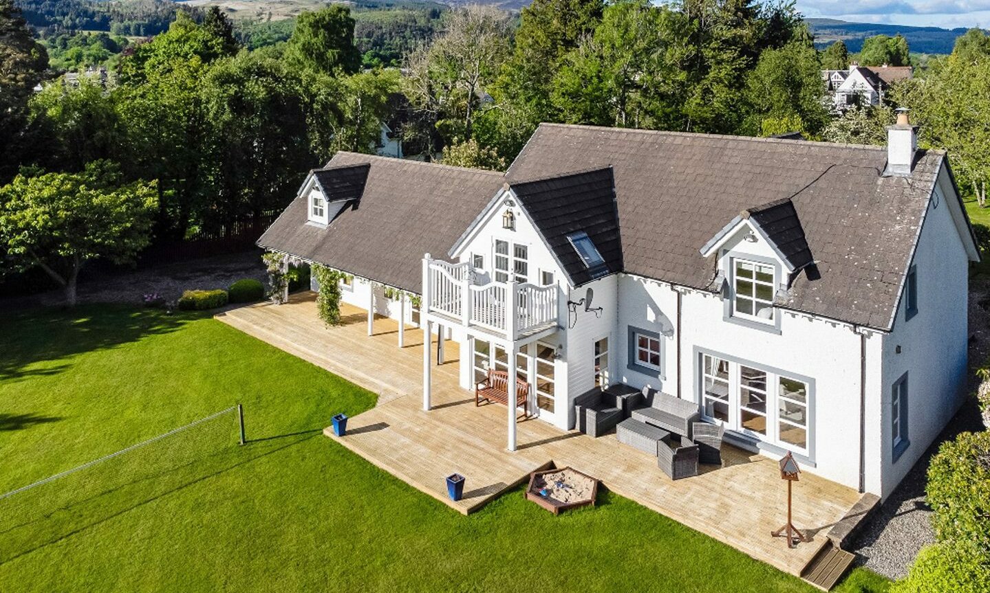 Tullygunn: New England style house in the heart of Comrie