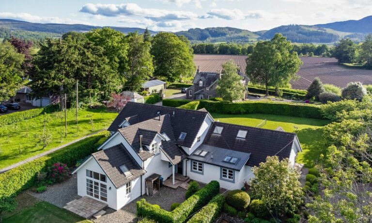 Tullygunn: New England style house in the heart of Comrie