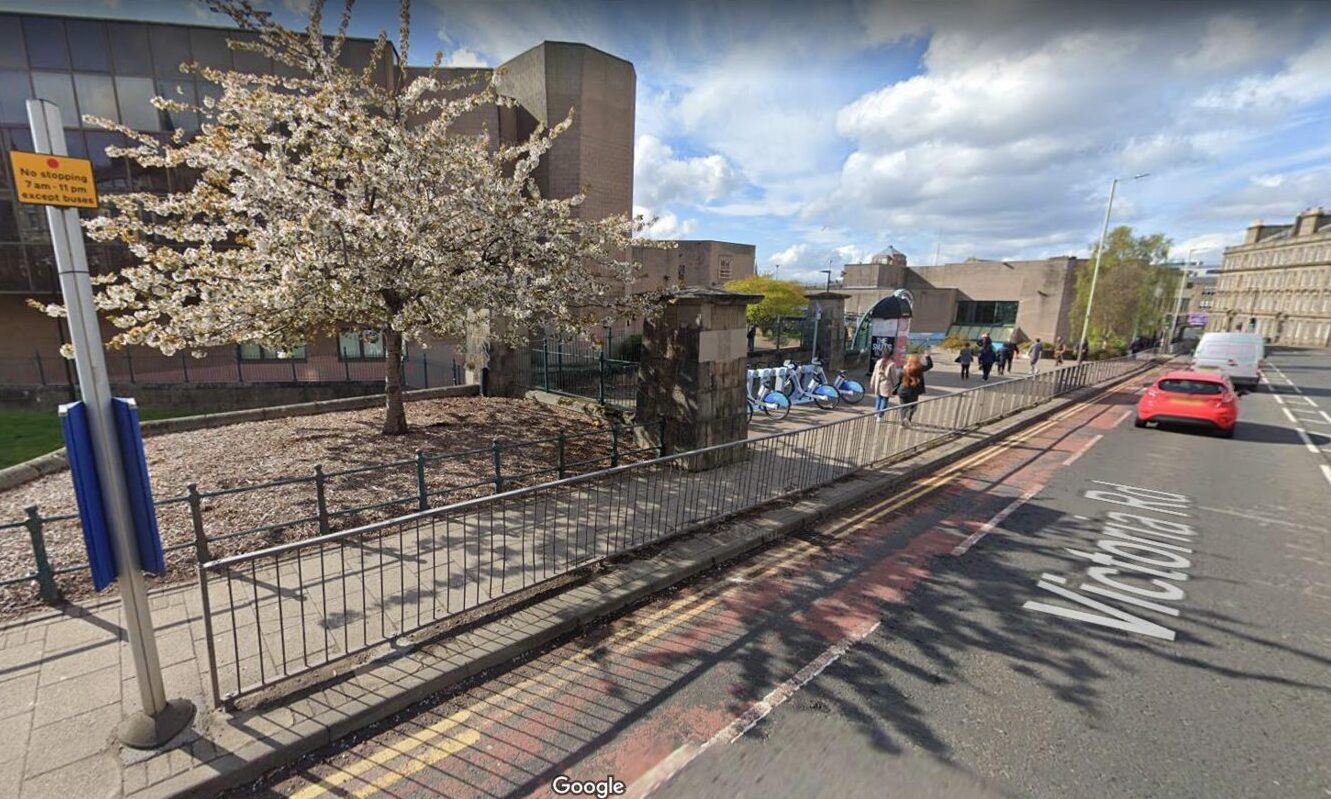 Fire services extinguish bush fire beside Dundee's Wellgate Centre ...