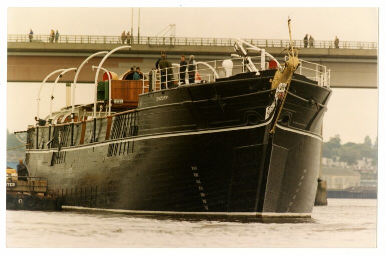 RRS Discovery: Iconic ship's final sail across Dundee 30 years ago