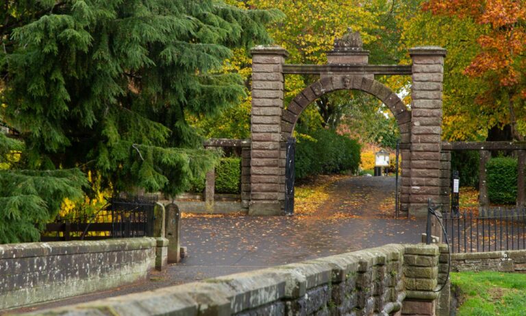 Groomer caught in paedo hunter group's Brechin Cemetery sting