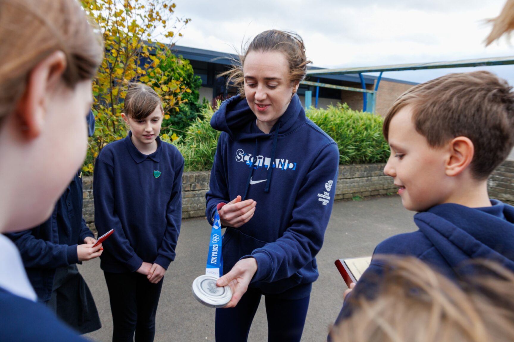 Laura Muir honoured by hometown Milnathort for athletics success