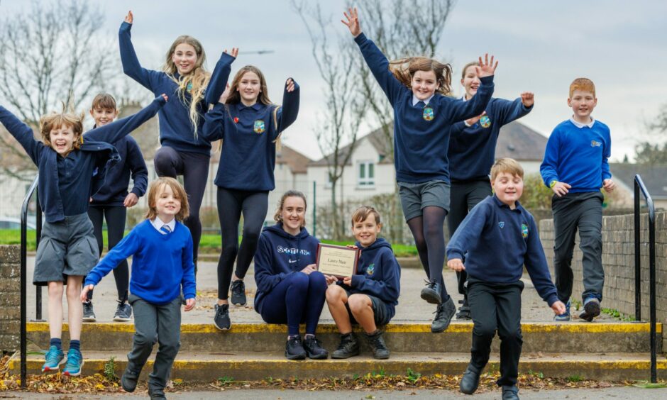 Laura Muir honoured by hometown Milnathort for athletics success