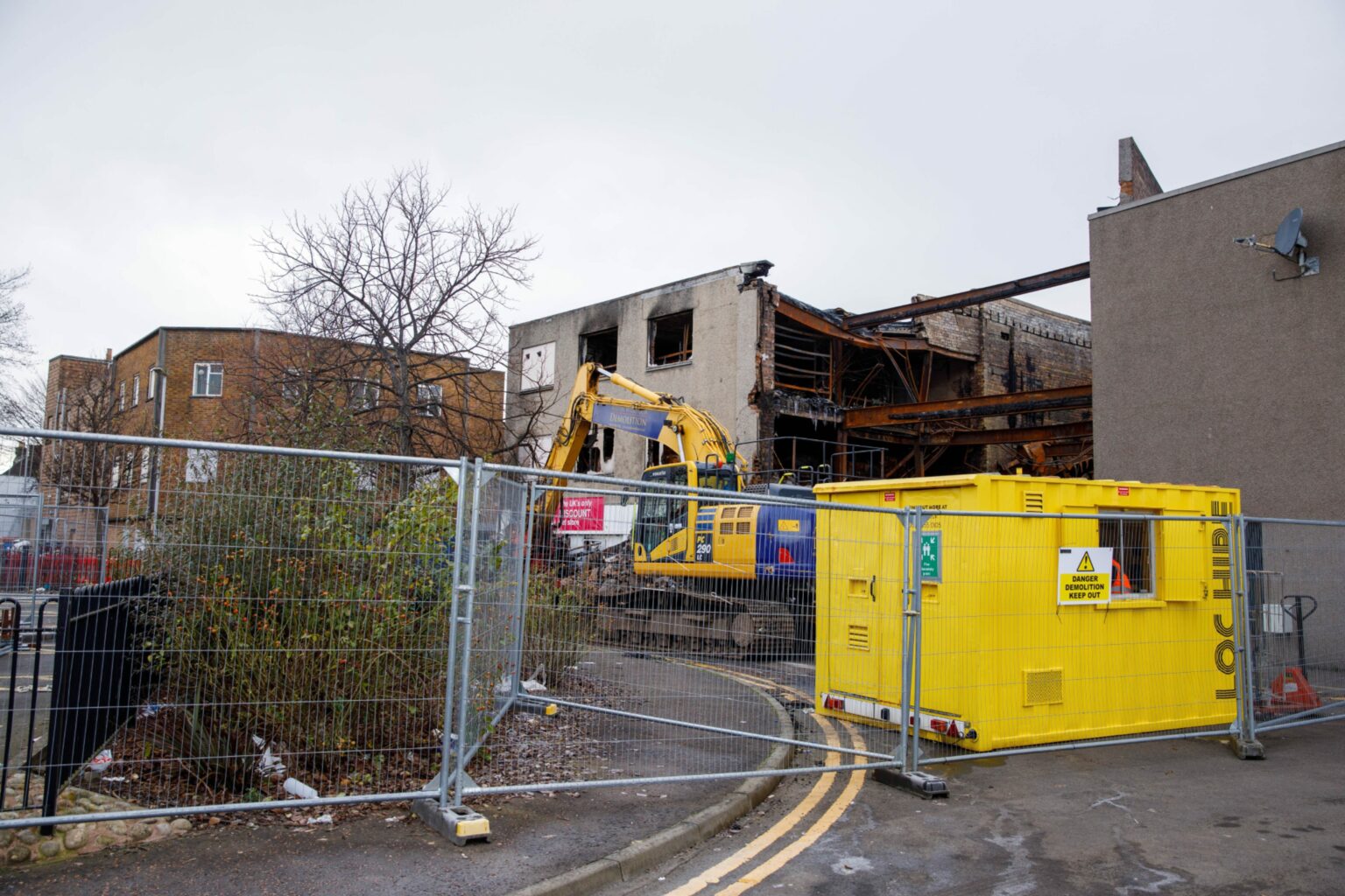 VIDEO: Fire-hit Leven Poundstretcher demolition begins
