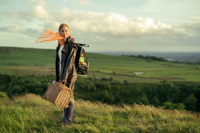 TELLYBOX: Intriguing start to Everyone Else Burns and its cult family ...
