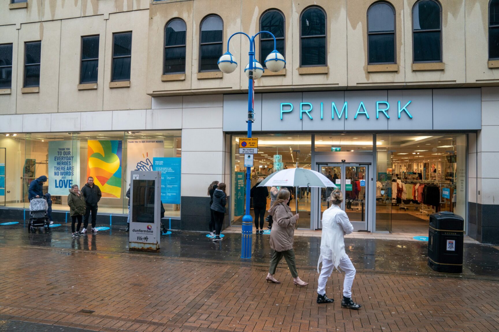 Fake police officer 'was searching for drugs' in Dunfermline Primark