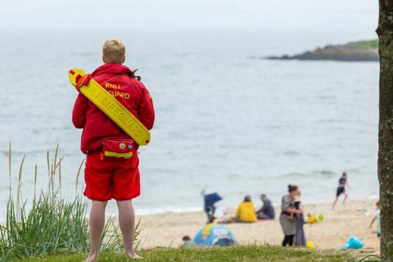 Moment Broughty Ferry lifeguard saved paddleboarders