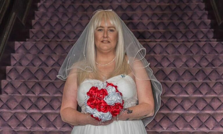 Julie Mitchell tributes paid as Dundee 'cancer warrior' dies aged 45 ...