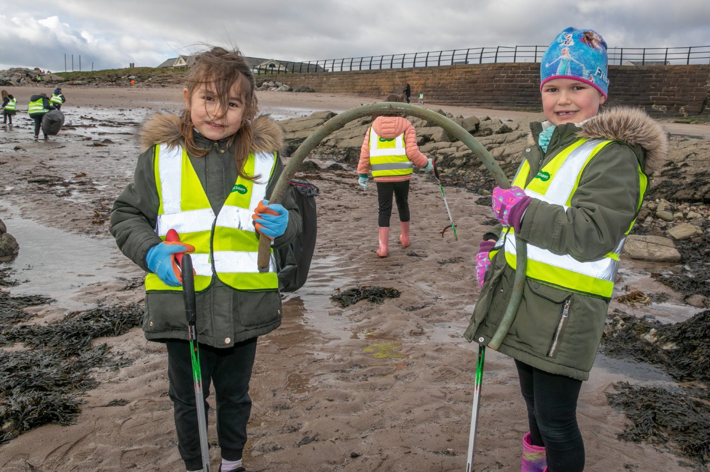Primary pupils form litter-picking army for Great Angus Beach Clean