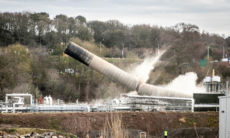 VIDEO: Tullis Russell chimneys in Glenrothes demolished