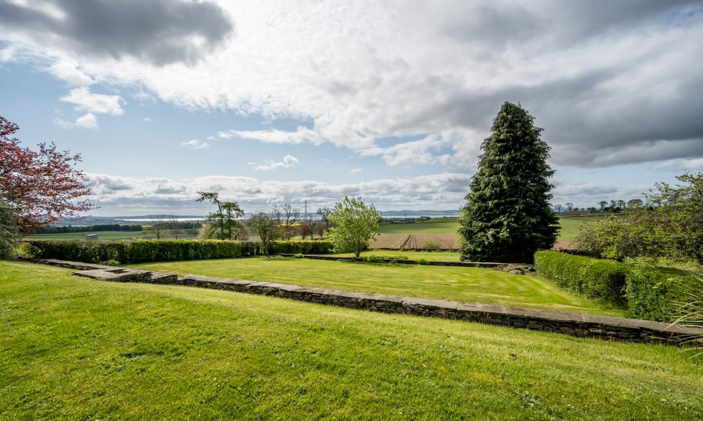 Balruddery Farmhouse: handsome country home near Dundee and Perth