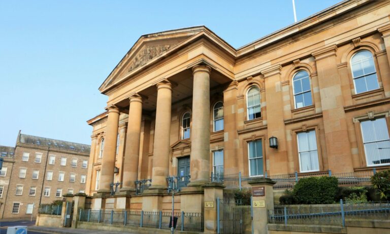 Sheriffs bugged by fly infestation in Dundee court