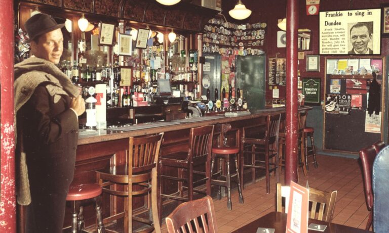 Did Frank Sinatra enjoy a pint in the Phoenix Bar in Dundee?