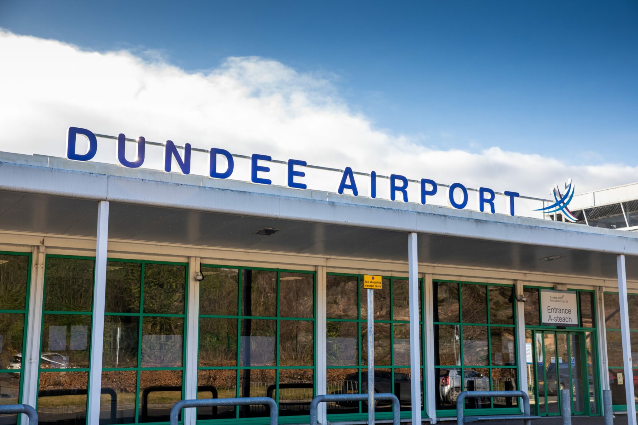 YouTuber Worldwide Dom praises 'underrated' Dundee Airport
