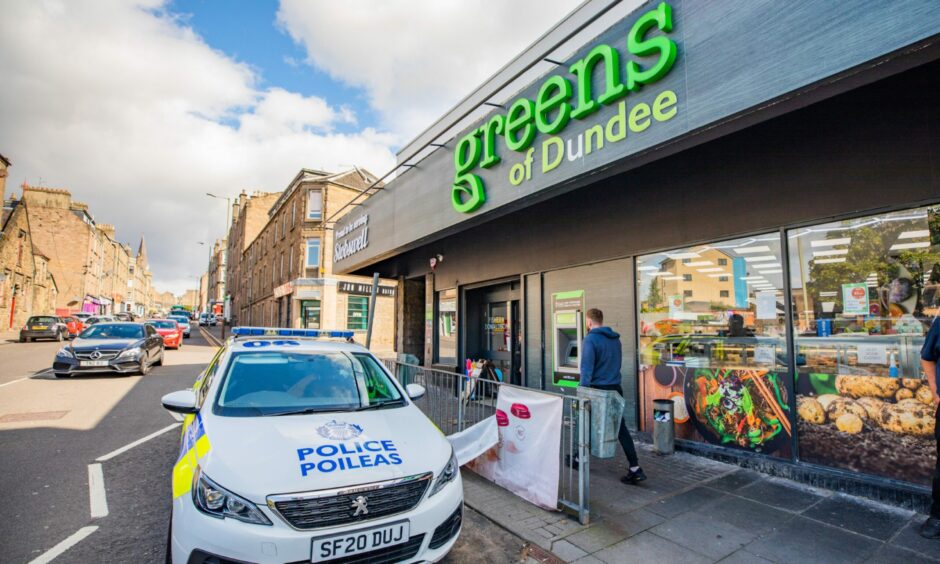 Criminal jailed for Dundee shop raids after early prison release