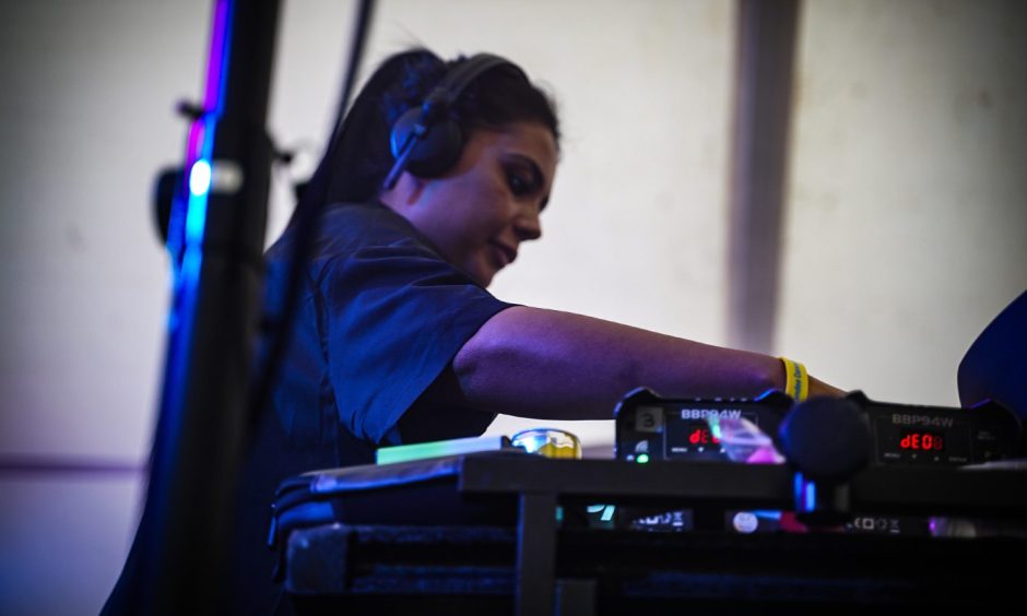 Hannah Laing donates set of decks for Help for Kids appeal