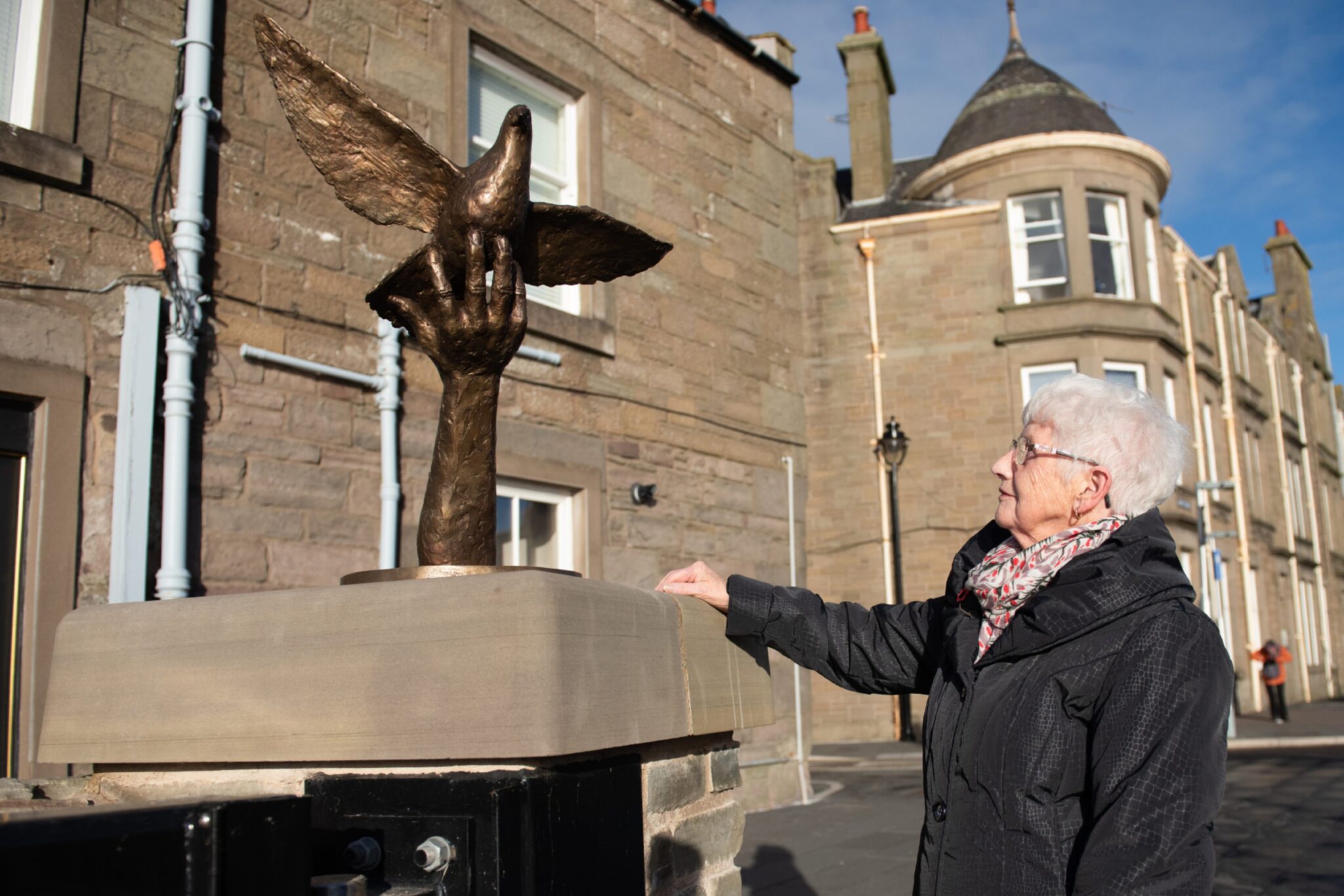 Broughty Ferry war-hero Winkie the Pigeon honoured with new statue