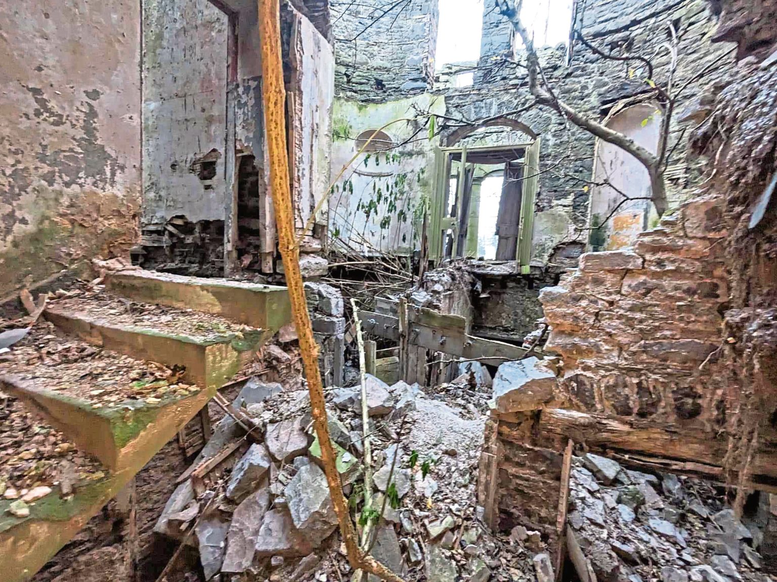Exploring abandoned Kincaldrum House in Angus
