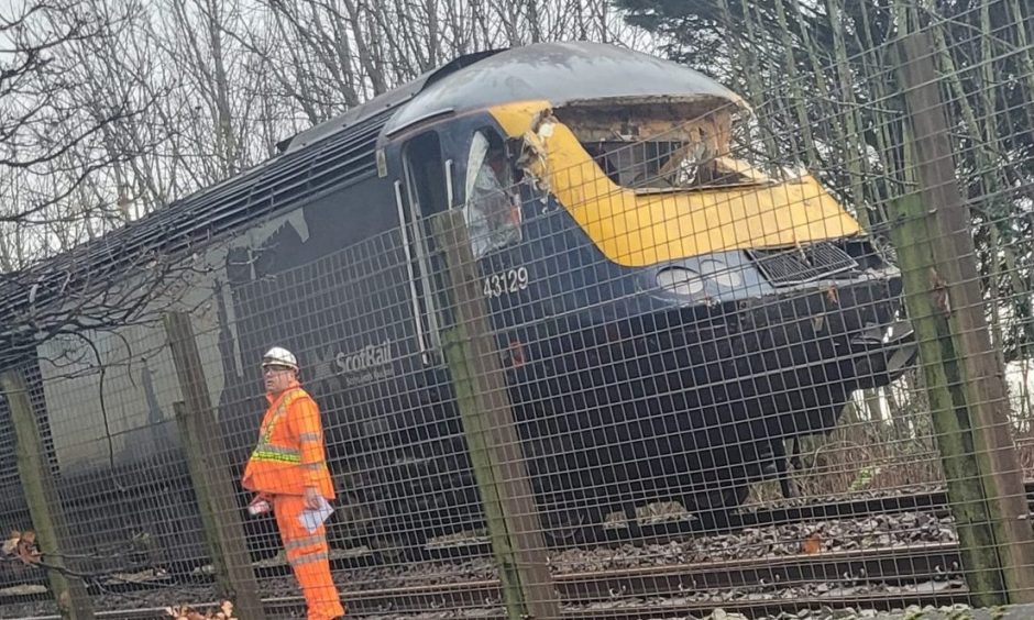 Train hit by tree in Broughty Ferry during Storm Gerrit