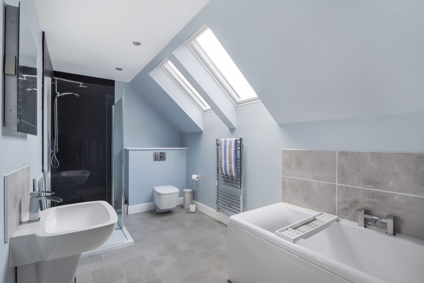 Modern Comrie home has two lodges and semi-rural setting