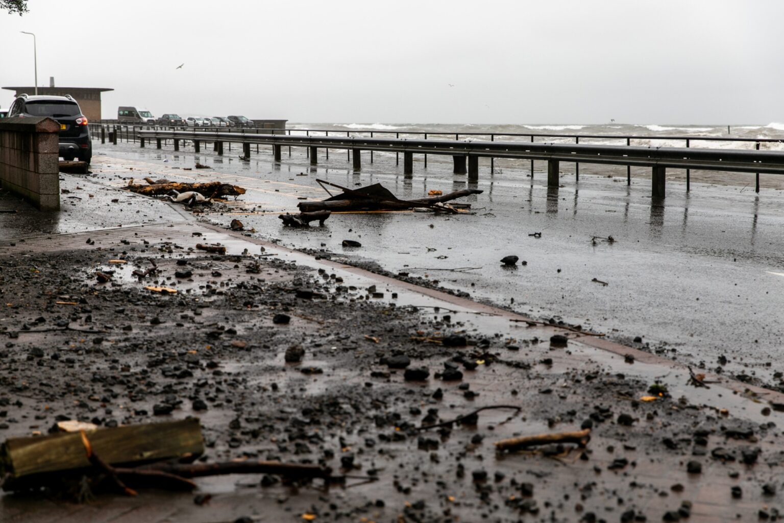 Video shows huge tidal surges along Fife coast as visitors warned