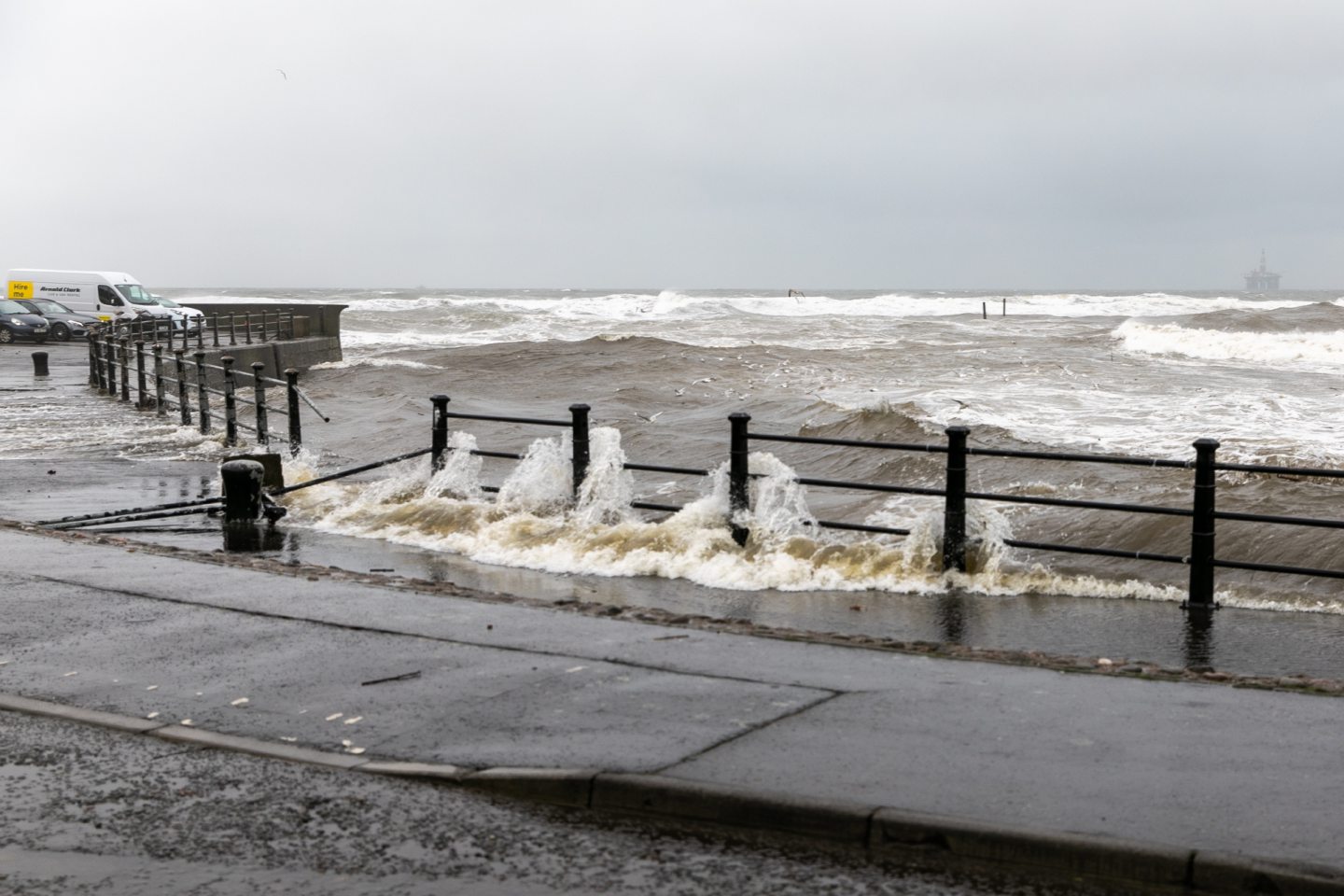 Video shows huge tidal surges along Fife coast as visitors warned