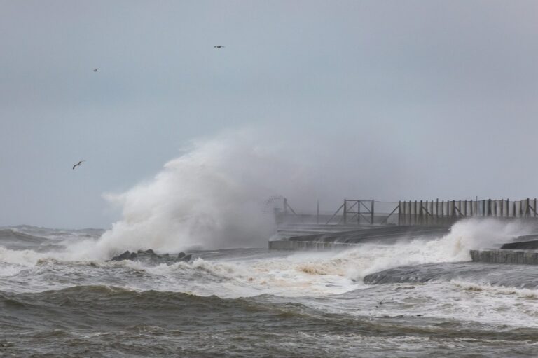 Video shows huge tidal surges along Fife coast as visitors warned